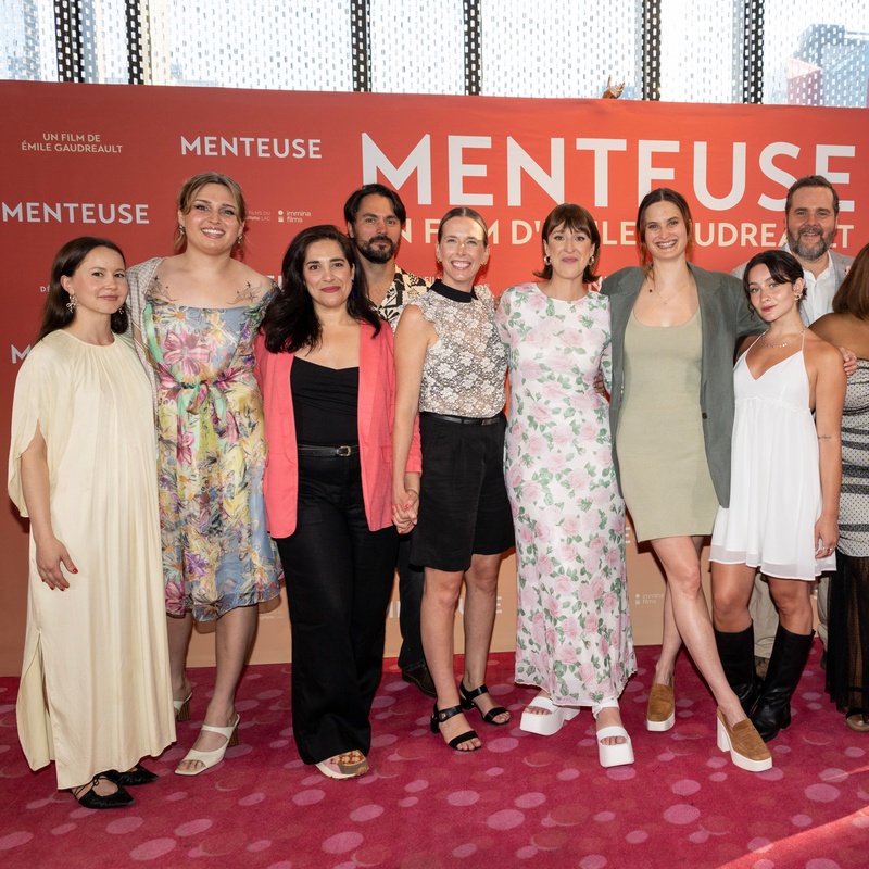 Un tapis rouge bondé de vedettes pour la première du film Menteuse ...
